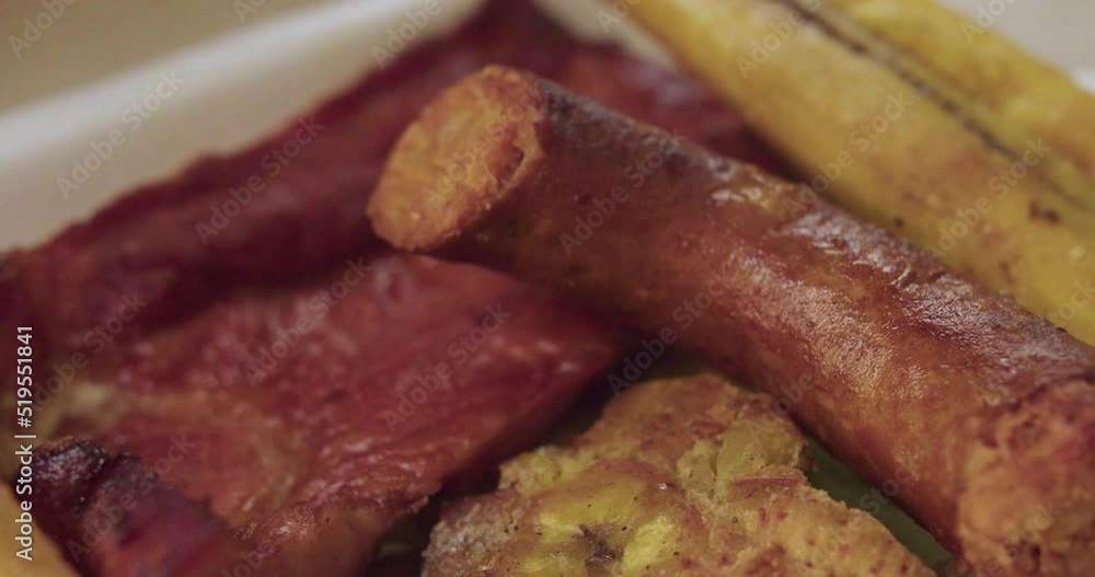 Plano detalle de plato peruano de la selva de patacones con cecina y ...