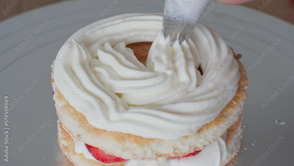 Vídeo do Stock: The process of making a bento small cake for one ...