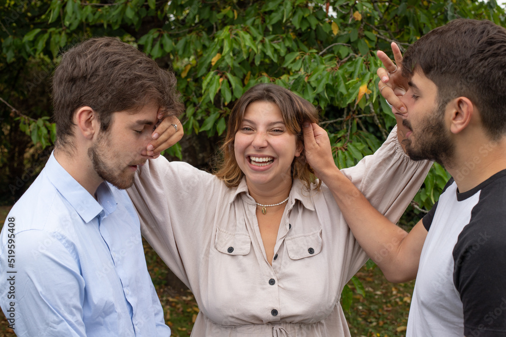 image fun de trois amis qui s'amusent en se pinçant le nez ou le menton ...