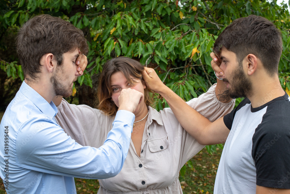 Foto de image fun de trois amis qui s'amusent en se pinçant le nez ou ...