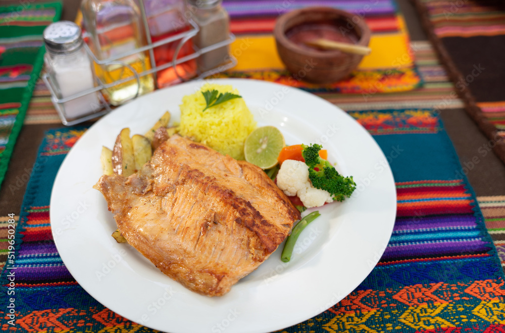 trucha típica a la parrilla sobre mantel tradicional. Lago titicaca ...