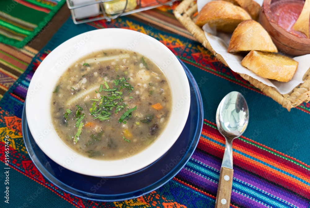 Sopa tradicional boliviana Chairo sobre un mantel típico con ...