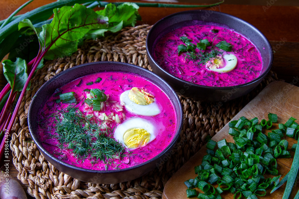 Chłodnik litewski - tradycyjna zimna zupa z botwinki z dodatkiem ...