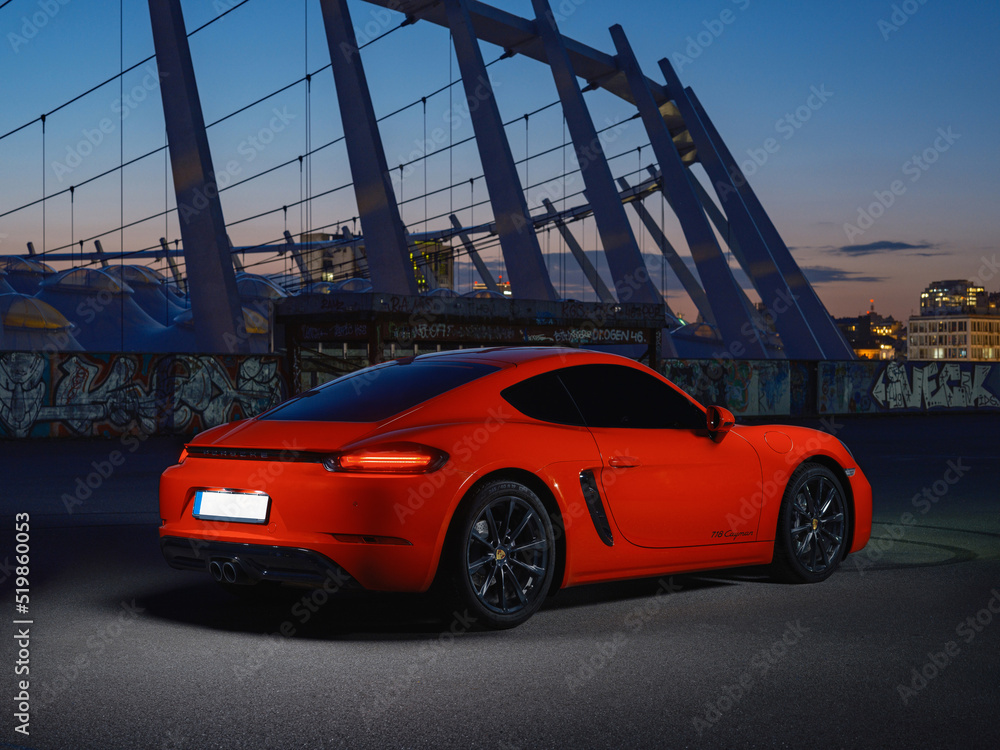 Foto de Porsche Cayman 718 is a mid-engined two-seater sports car built ...