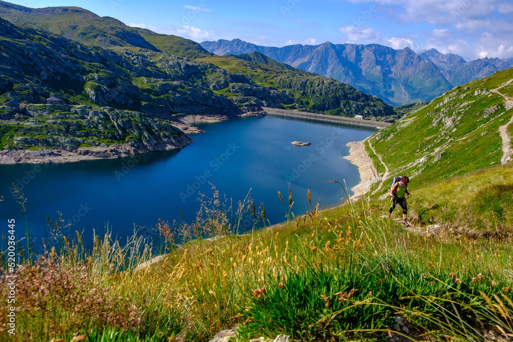 Escursionista in salita dal lago Sella, Passo del San Gottardo, verso ...