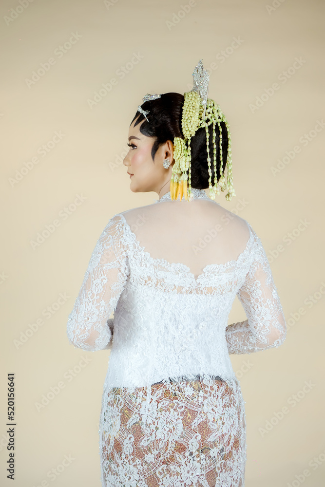 Beautiful model, wearing a Javanese Indonesian wedding dress and her ...