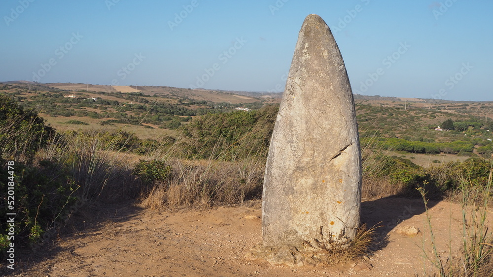 Menhir cerca de Raposeira en Portugal, de la época del megalitico. foto ...
