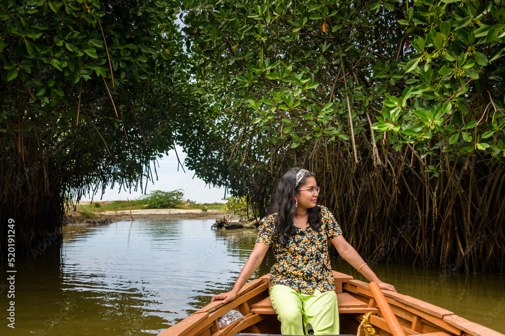 Foto de Young Indian woman boating through Pichavaram Mangrove Forests ...