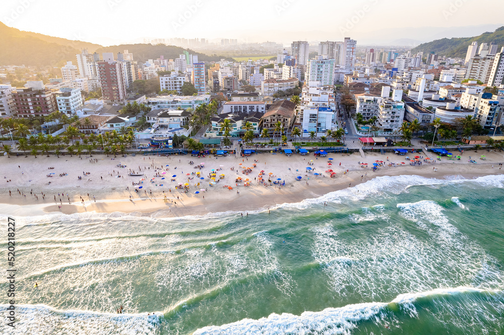 Foto de Imagem aérea da praia do Tombo, localizada na cidade do Guarujá ...