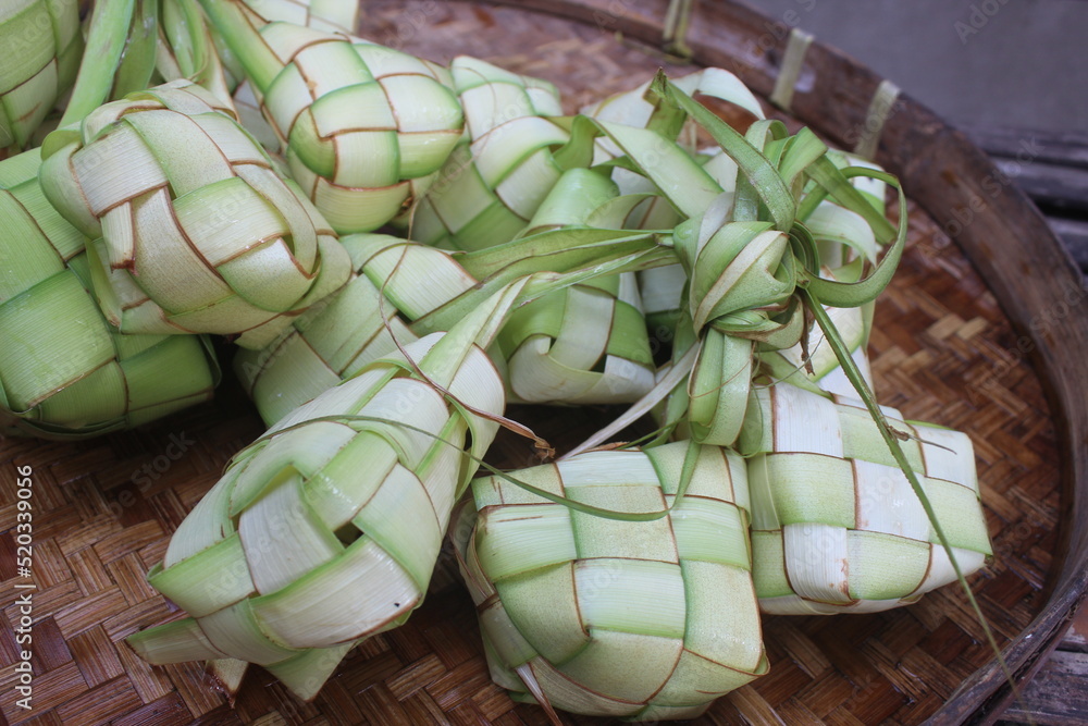 Foto de Ketupat or kupat is a typical maritime Southeast Asian dish ...