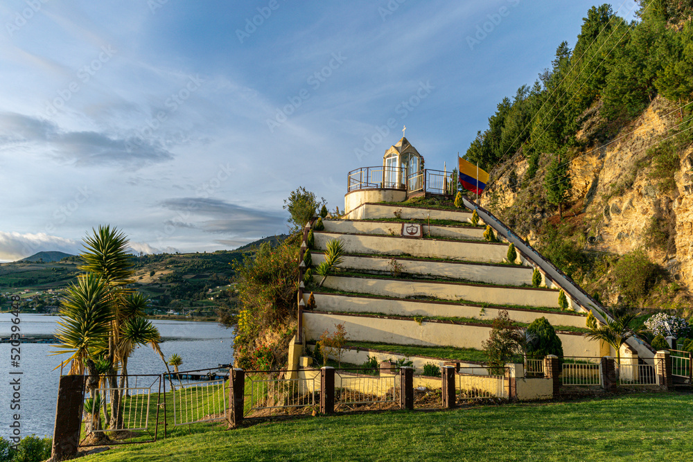 Monumento a la virgen del Carmen, ubicada en la peña en Aquitania ...