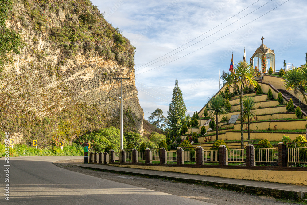 Monumento a la virgen del Carmen, ubicada en la peña en Aquitania ...