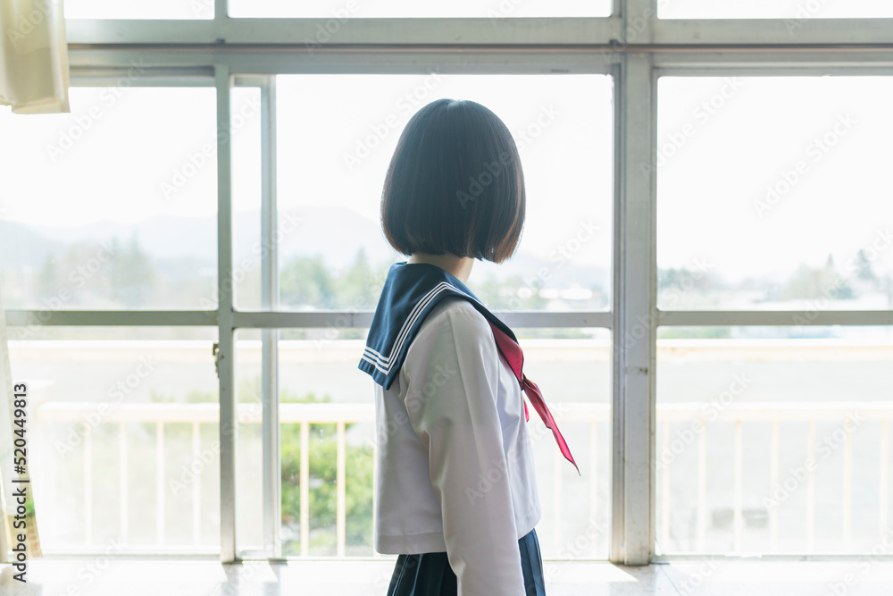 Fotka „教室 窓の外を見る女子高生 Ze Služby Stock Adobe Stock