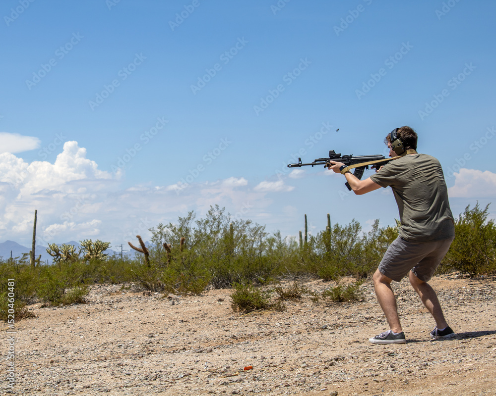 Foto de Person firing modified tactical russian ak 47 assault rifle ...