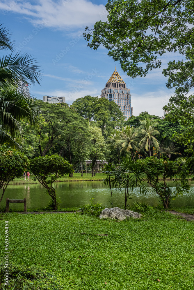 GPF Witthayu Towers aus der Sicht vom Lumphini Park in Bangkok Stock ...