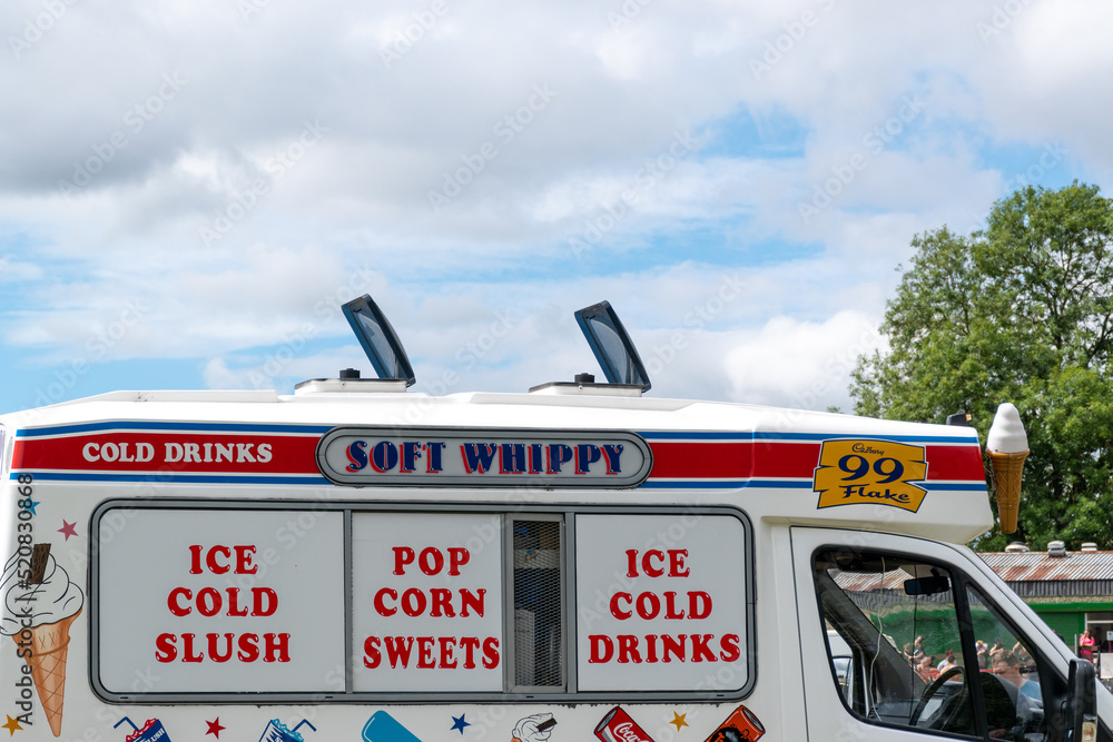 Foto de food van for ice cream and drinks at a festival. Cadbury 99 flake ice cream is shown on ...