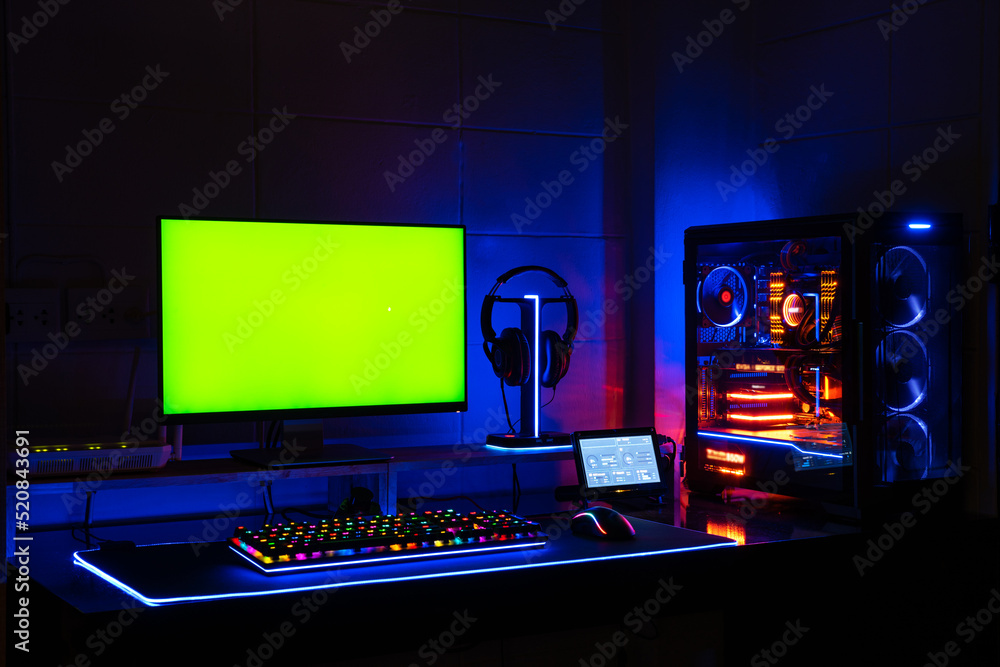 Foto de High-End Computing gaming set monitor green screen High-End ...