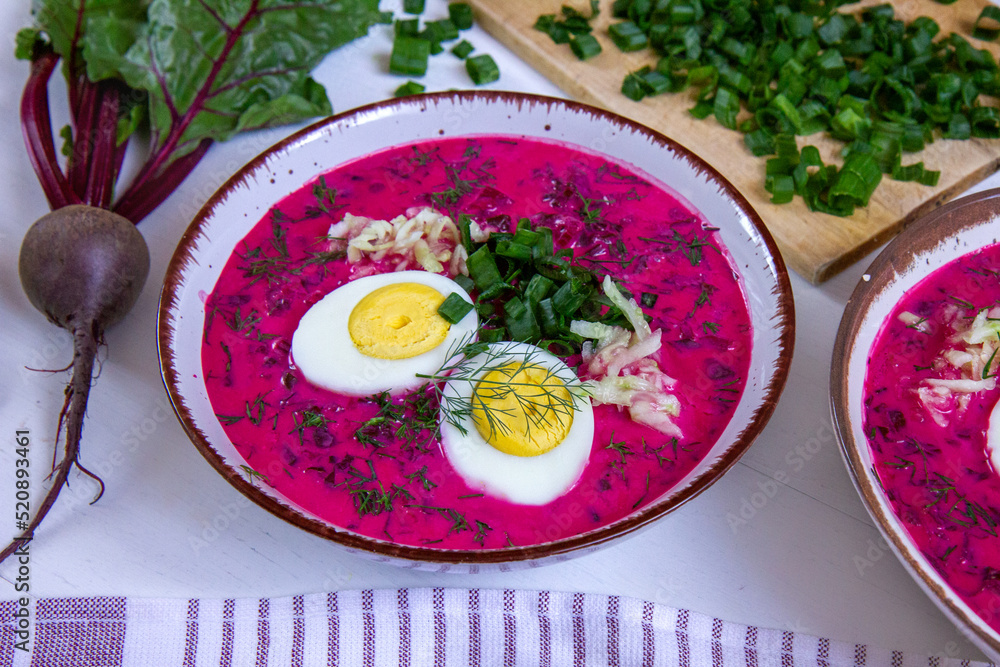 Chłodnik litewski - tradycyjna zimna zupa z botwinki z dodatkiem ...