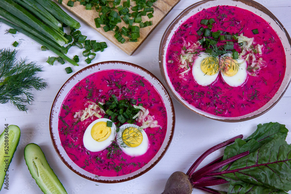 Chłodnik litewski - tradycyjna zimna zupa z botwinki z dodatkiem ...