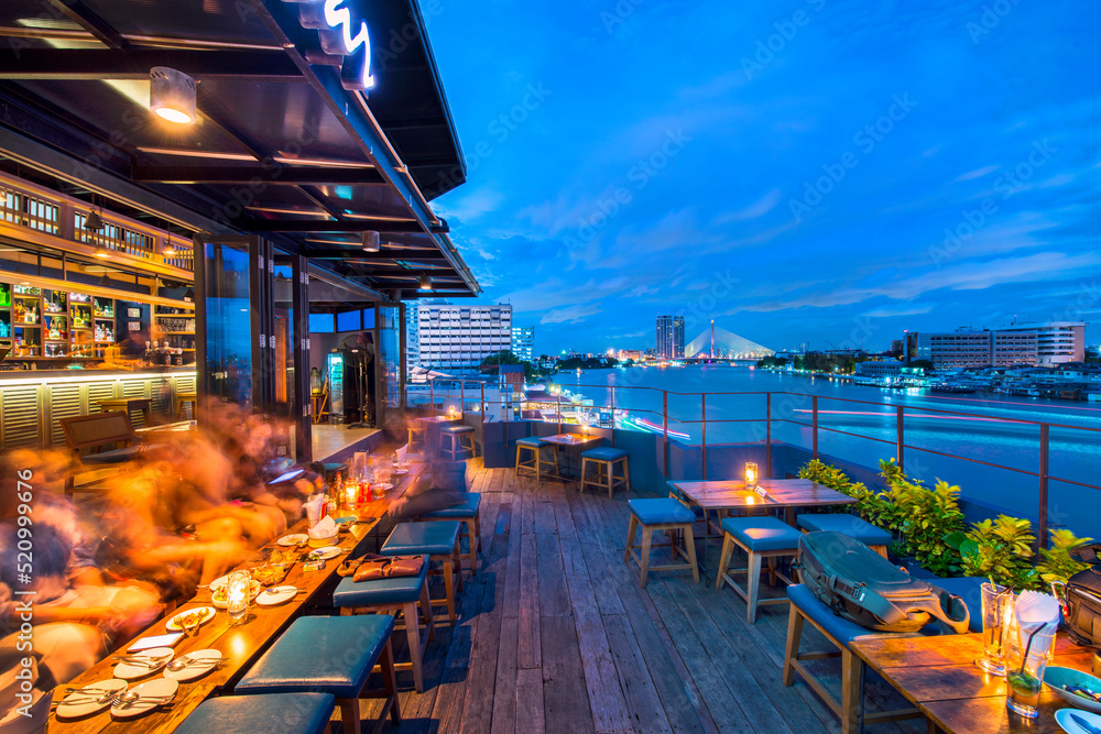 Rooftop Bar. Overlooks the Chao Phraya river in Bangkok ,Thailand foto ...