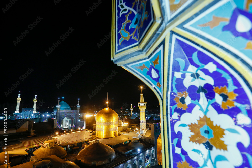 Foto de The shrine of Imam Ali Ibn Musa Al-Rida in Mashhad, Iran do ...