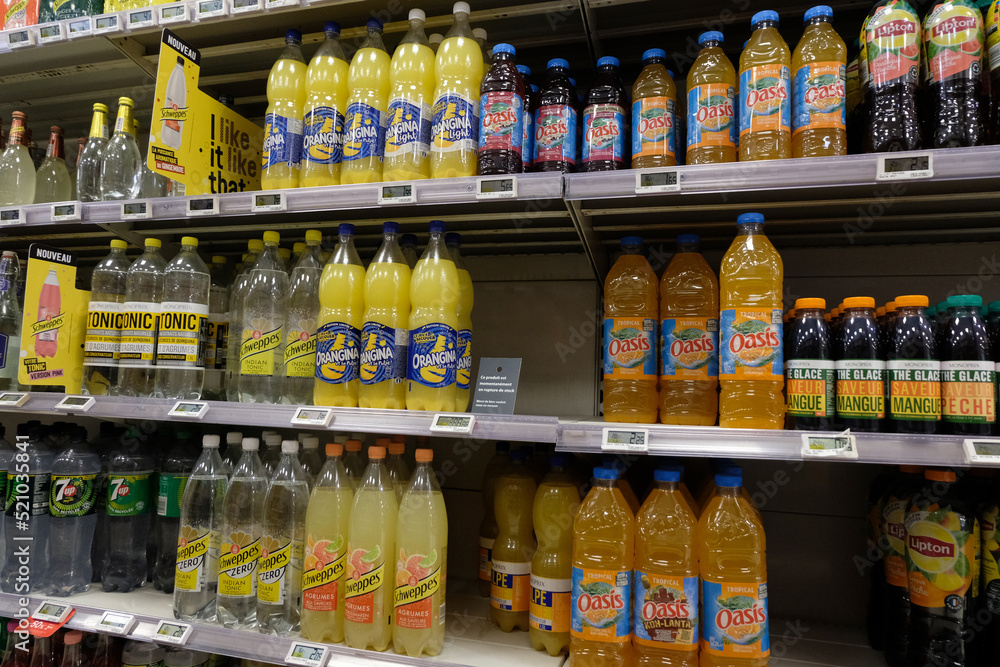 Vannes, France, 30 juillet 2022 : Bouteilles de jus de fruit et soda ...