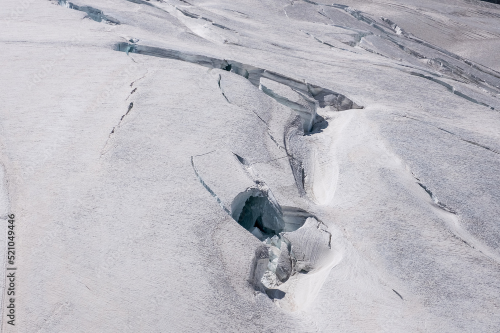 Gefahren durch Gletscherspalten auf dem Aletschgletscher foto de Stock ...