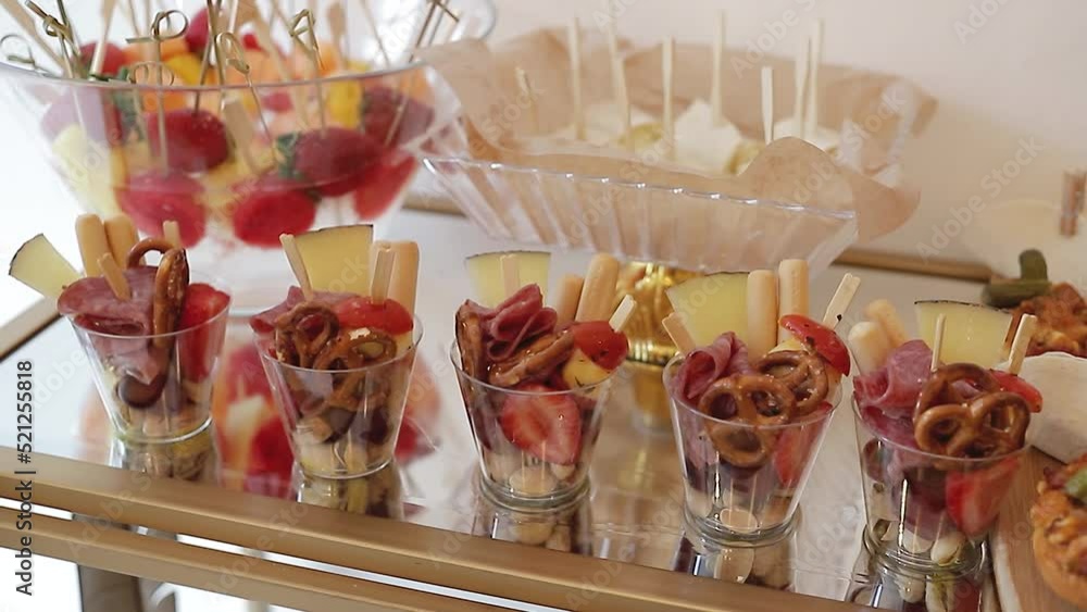 pequeñas copas de comida para eventos, galletas con jamón fino ...