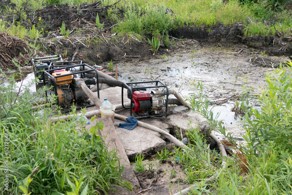 Foto de Drainage of a reservoir, swamp, lake with the help of high ...