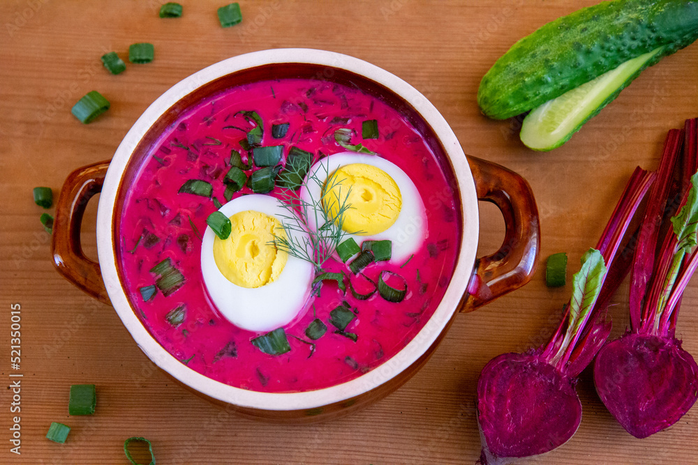 Chłodnik litewski - tradycyjna zimna zupa z botwinki z dodatkiem ...