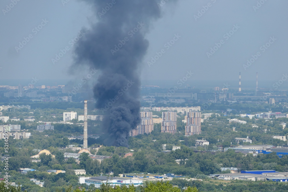 Foto de Black smoke from the fire. Explosion and fire at the plant ...