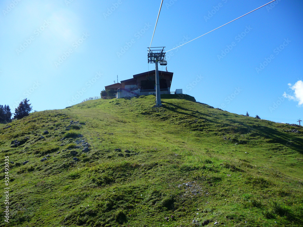Mit dem Sessellift geht es auf den Berg hinauf. Stock Photo | Adobe Stock