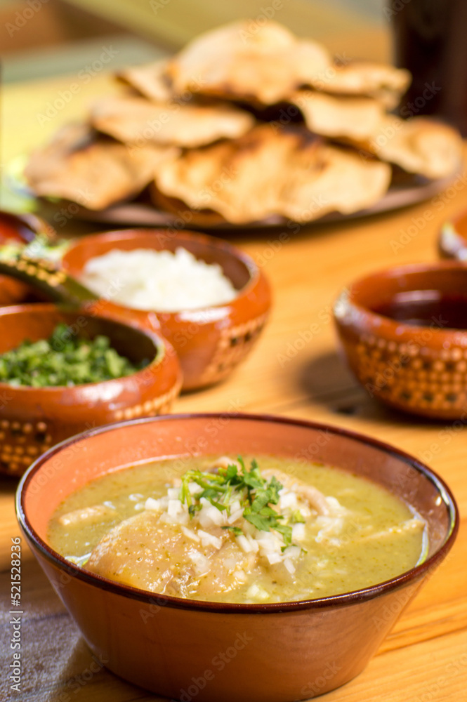 Menudo, pozole, gastronomía mexicana, salsa, picante y desayuno con ...