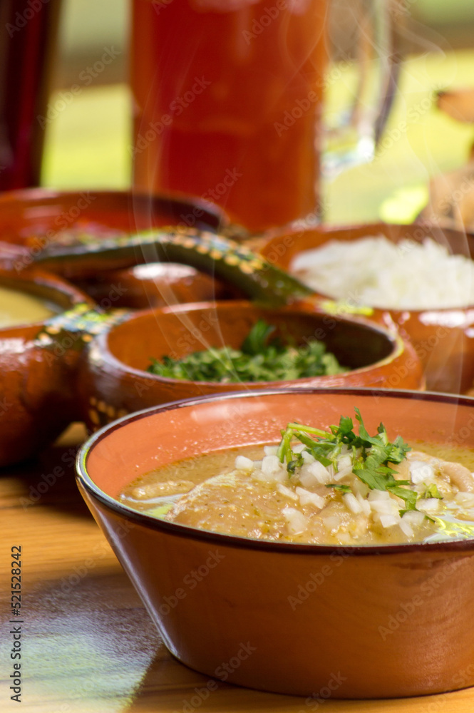 Menudo, pozole, gastronomía mexicana, salsa, picante y desayuno con ...
