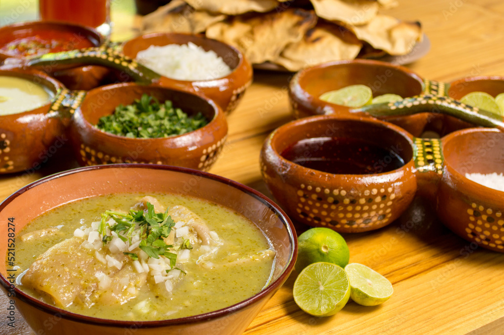 Menudo, pozole, gastronomía mexicana, salsa, picante y desayuno con ...