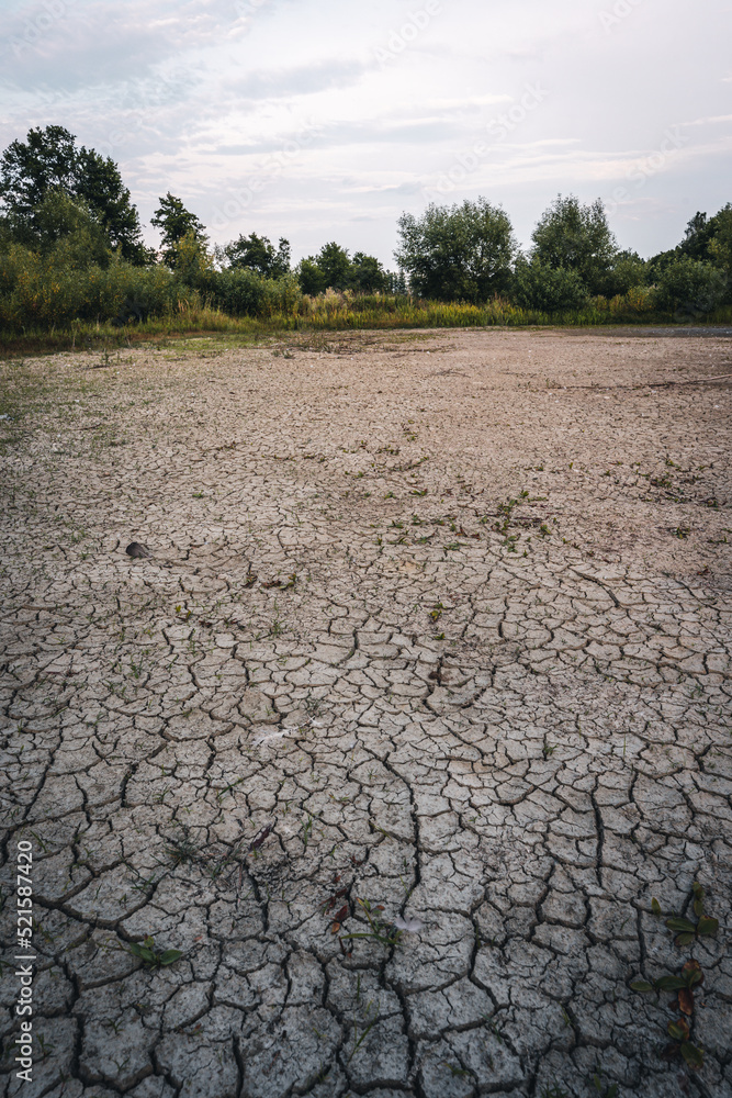 Foto de Dry lake in Bavaria Germany. Drought and climate change ...