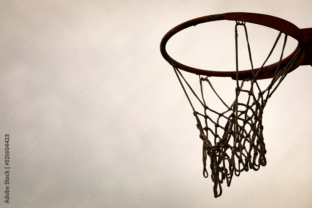 Silueta de una canasta de baloncesto (basket, basketball) durante un ...