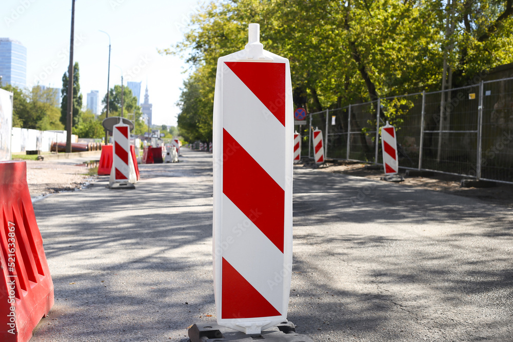 Foto de Striped road signs in form of plastic poles for road closure ...