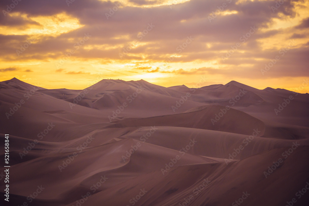 Hora dorada en el desierto de la Huacachina - Ica, Perú Stock Photo ...