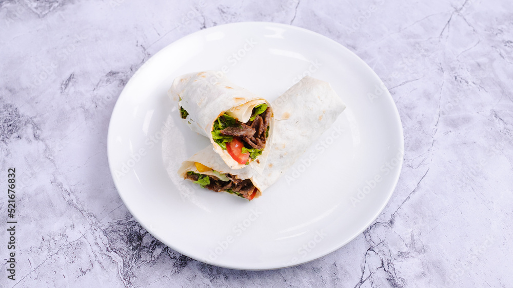 Foto de Beef durum kebab. Beef lavash doner kebab do Stock | Adobe Stock