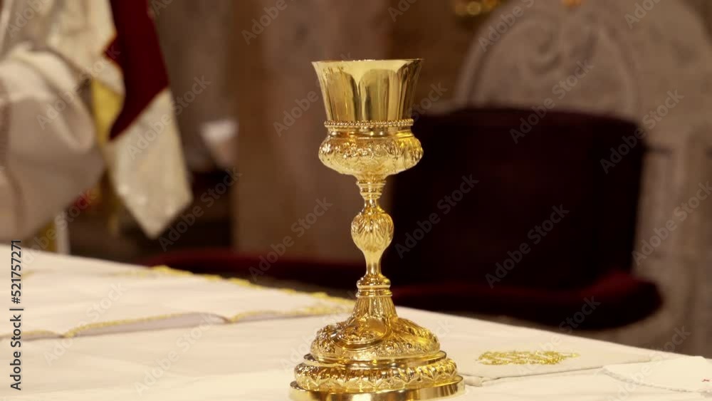 Caliz para consagracion en misa dentro de templo iglesia catolica ...