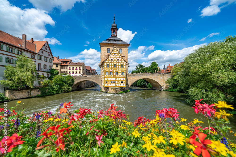 Idyllische Bamberger Altstadt rund um das historische Rathaus foto de Stock | Adobe Stock