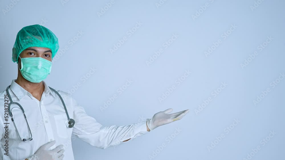 Vidéo Stock Young male nurse presenting to his side one handed on a ...