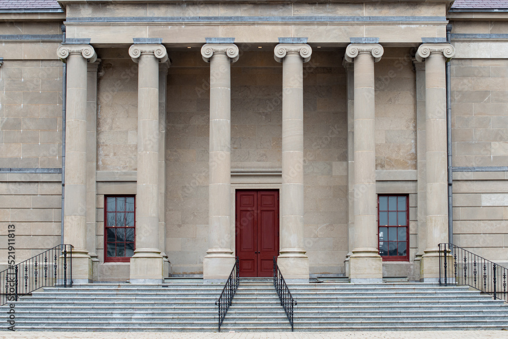 Foto de Six large round concrete columns at the top of marble steps ...