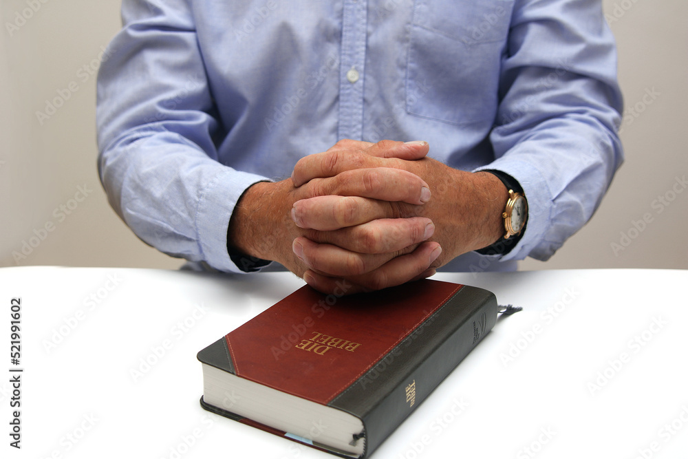 Hände falten zum Gebet foto de Stock | Adobe Stock