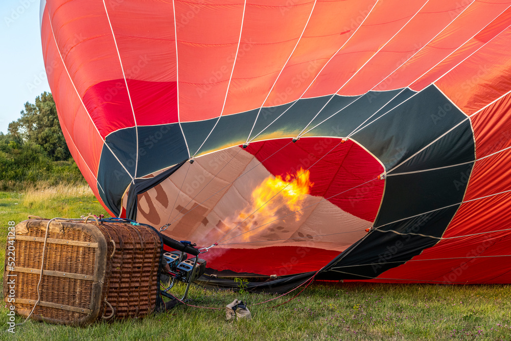 Montgolfière gonflée à l'air chaud avec la flamme du brûleur foto de Stock | Adobe Stock