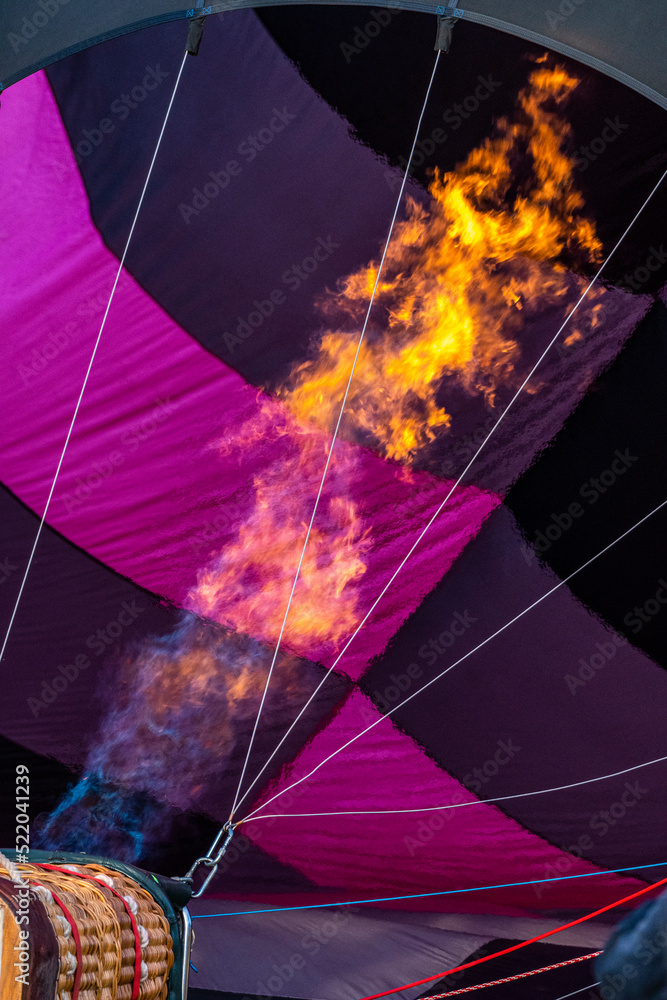 Montgolfière gonflée à l'air chaud avec la flamme du brûleur Stock ...