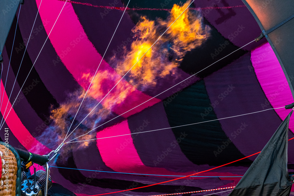 Foto de Montgolfière gonflée à l'air chaud avec la flamme du brûleur do ...