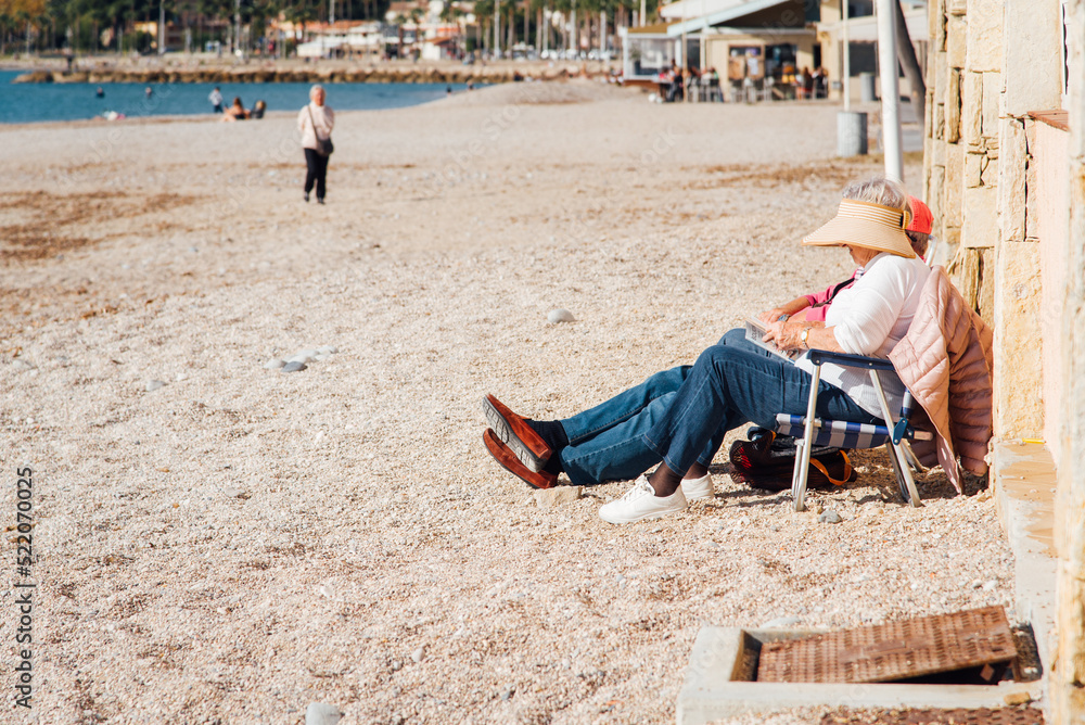Foto De Des Retraités Sur Une Plage De La Côte Dazur En Hiver Des