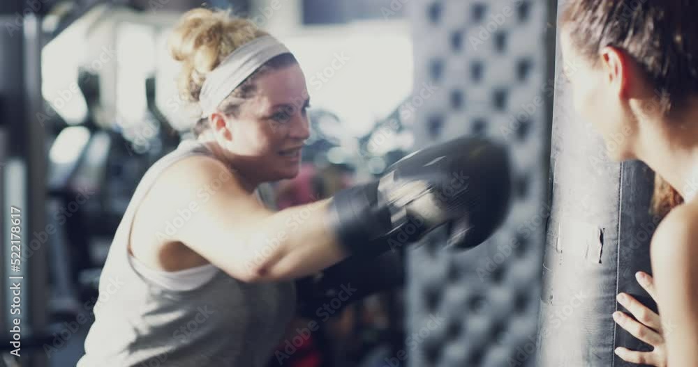 Vidéo Stock Chubby, overweight and active woman boxing during an ...